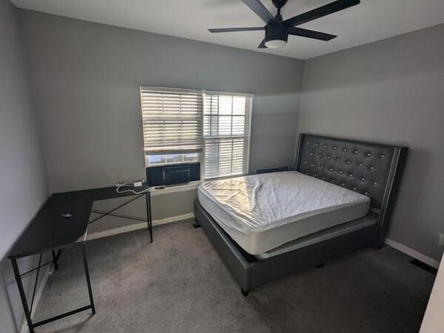 Modern & Spacious remodeled Atlanta house. LARGE ROOMS! Within 1 mile of CVS and HE Holmes Station