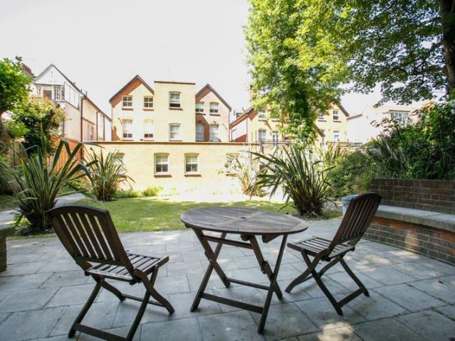 Modern Studio on Finchley Road, London near ESCP