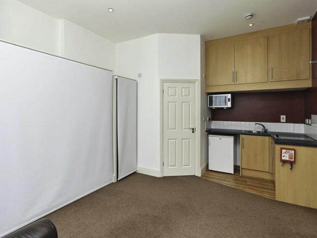 Modern Studio Apartment 15 mins from city 30SRF1