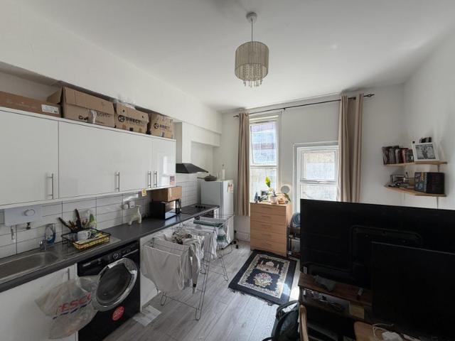 Modern Studio by Homerton Station