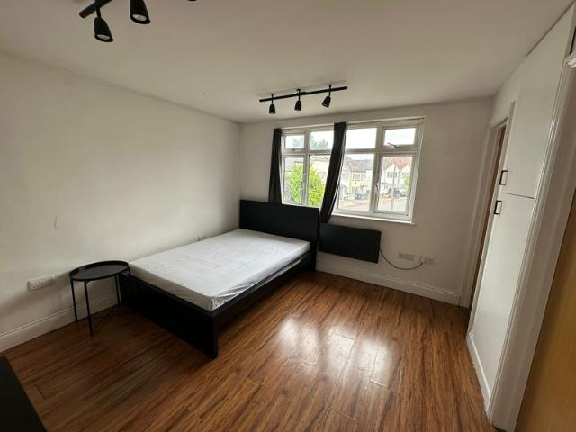 Modern Studio Flat Available – £1,400 PCM