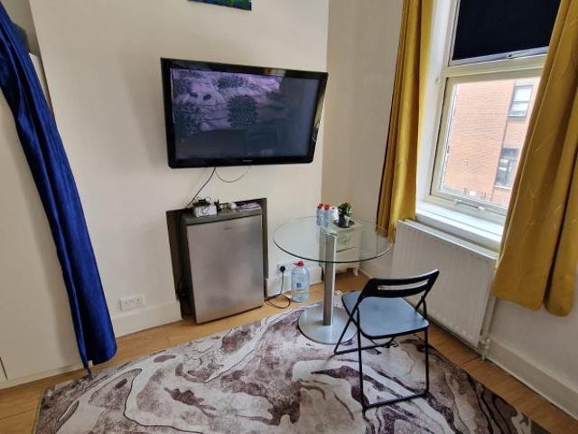 Modern Studio Flat in Paddington ✅