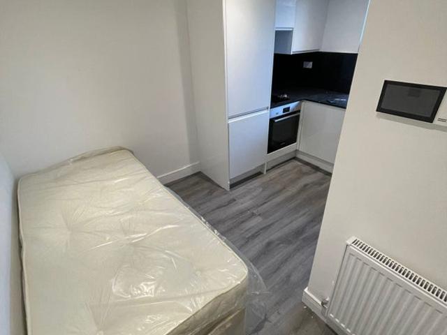 Modern Studio Flat on Lewisham High Street – Brand