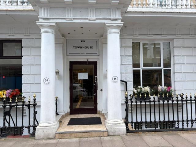 Modern studio Flat Queensway