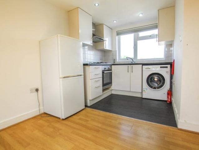 Modern Studio Flat with Modern Kitchen and En Suit