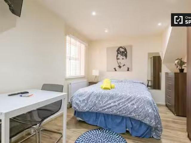 Modern studio flat to rent in Cricklewood, London