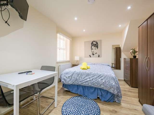 Modern studio flat to rent in Cricklewood, London