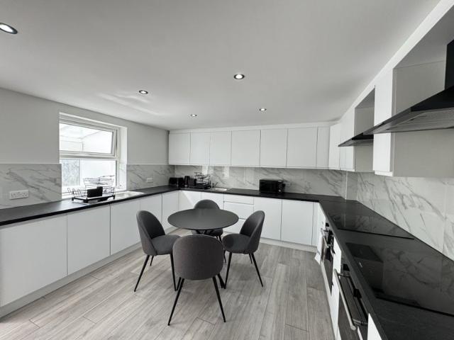 Modern studio in L9, bills included