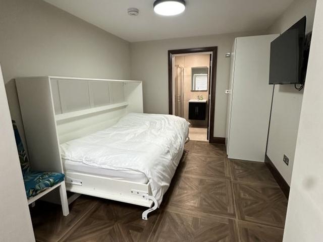 Modern studio, private bathroom & kitchen, bills i