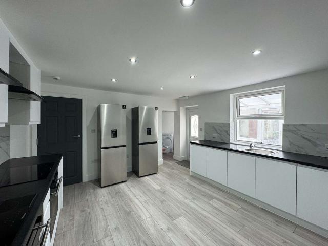 Modern studio rooms in L9, bills included Room 4