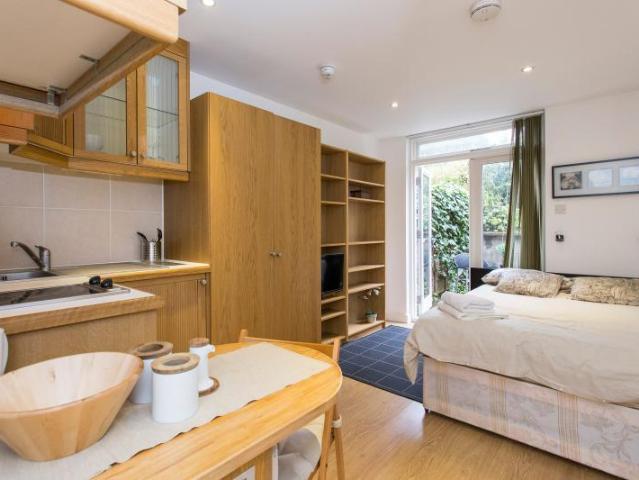 Modern Studio with Private Patio Garden Hamstead