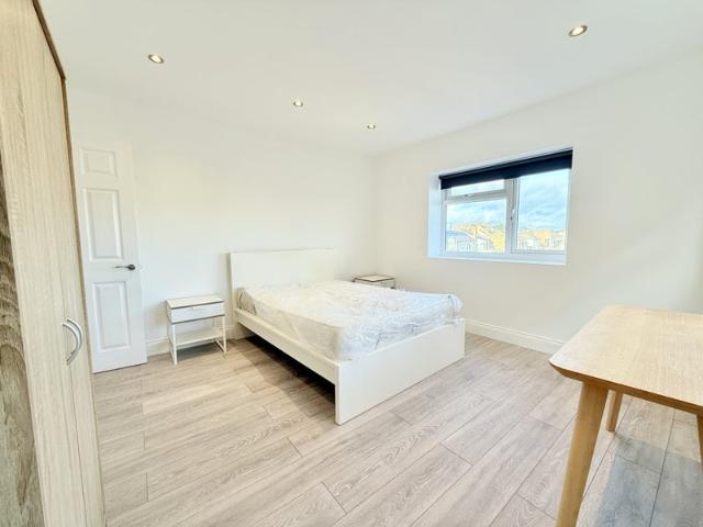 ️ Modern & Stylish 2 Bed Flat in Barnet