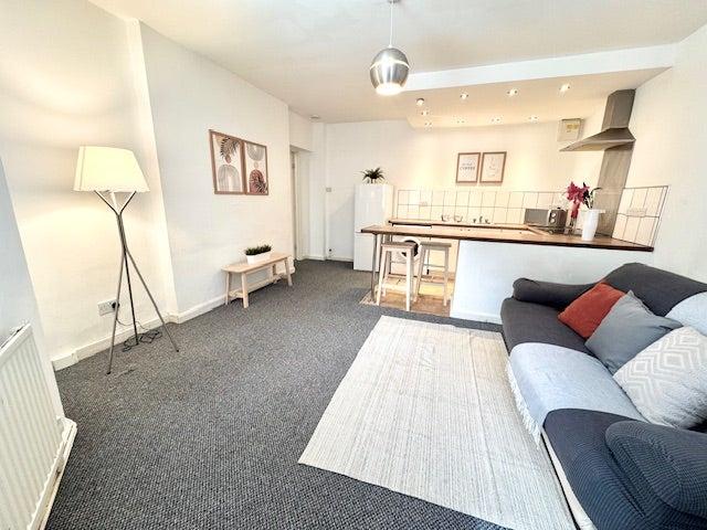 Modern, Stylish Flat with Private parking
