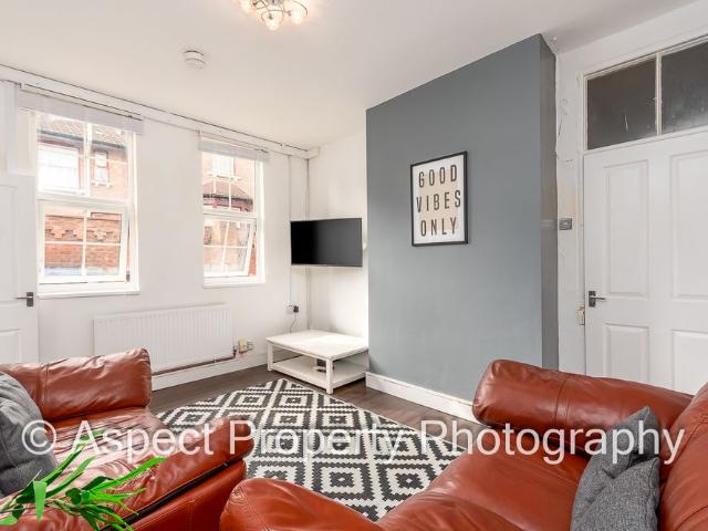 Modern & Stylish Living. Huge Rooms! CV31 Room 7
