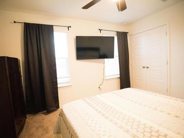 Modern Private Room in Spacious Home – Utilities & WiFi Included
