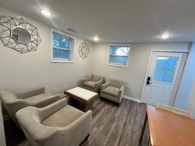 Modern PrivateBath Suites W Mini Frig • NEW Serta