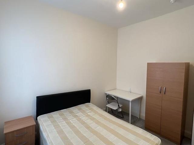 Modern Professional House Share|Large Double Rooms