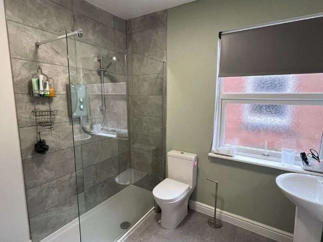 Modern Professional House Share Room 6