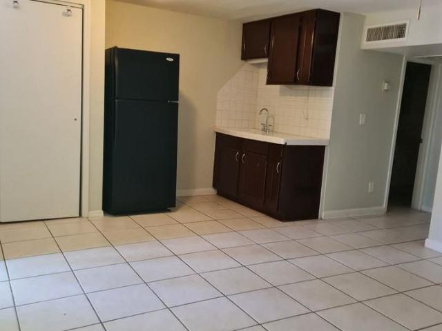 Modern Quarters 1 Bedroom Apartment for Rent at 6702 N 17th Ave, Phoenix, AZ 85015