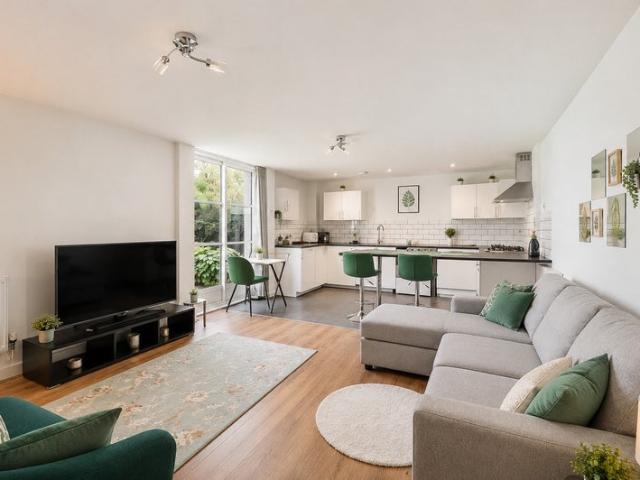 Modern Royal Docks Apartment with Resident Gym