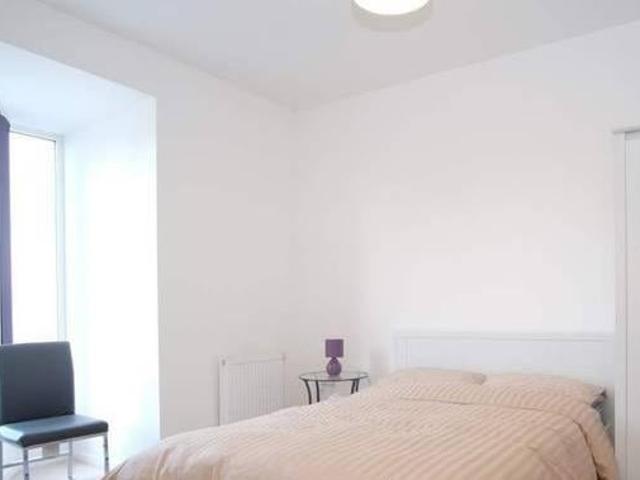 Modern room to rent in 3bedroom house in Colindale