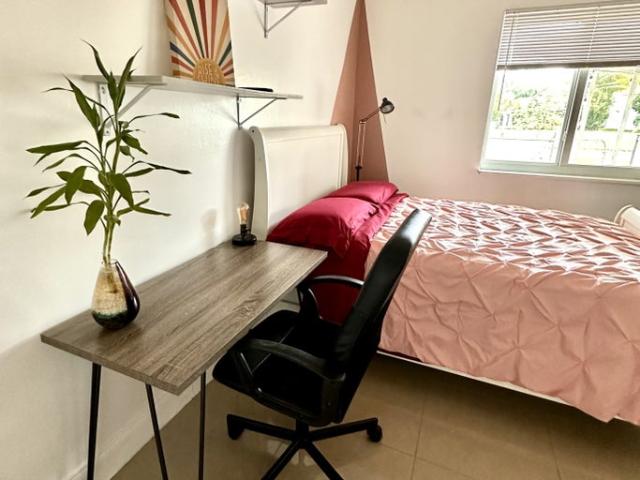 Modern room w/ mini fridge & microwave inside