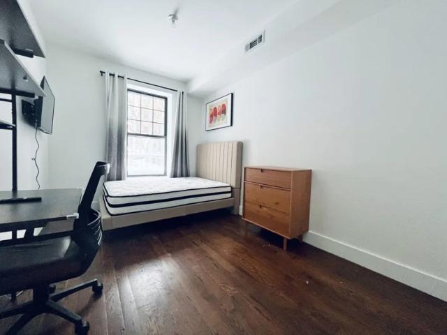 Modern Room with Gym, Rooftop & AC near Manhattan