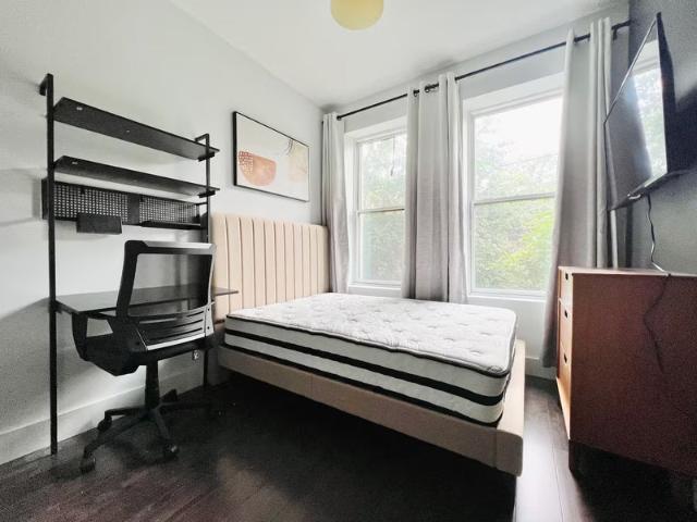 Modern Room with Gym, Rooftop & AC near Manhattan