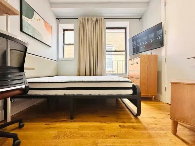 Modern Room with HDTV, Laundry and Rooftop Ameniti