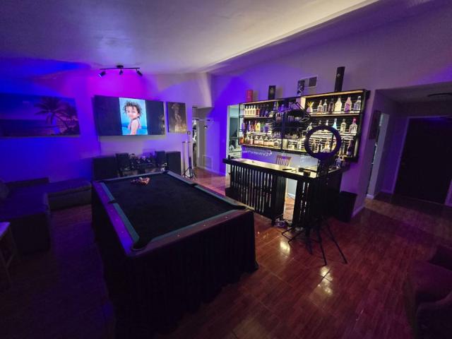Modern Room, Central Orlando near everything. Pow