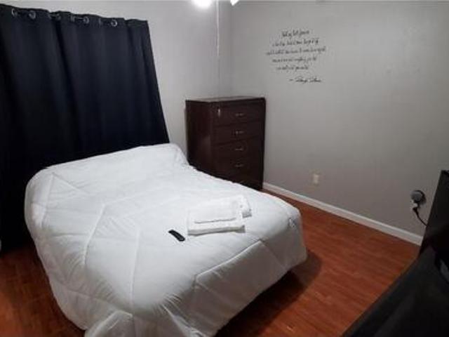 Modern Room, Central Orlando near everything. Power Outage Protected, Fast Internet, Safe Neighborhood, Vibe Check, Food/Drink, Service, Pet & Bug Free