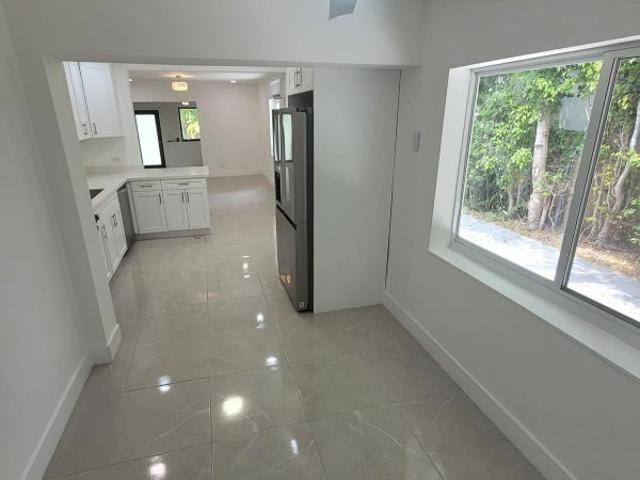 Modern Room for Rent – Prime Hollywood Location