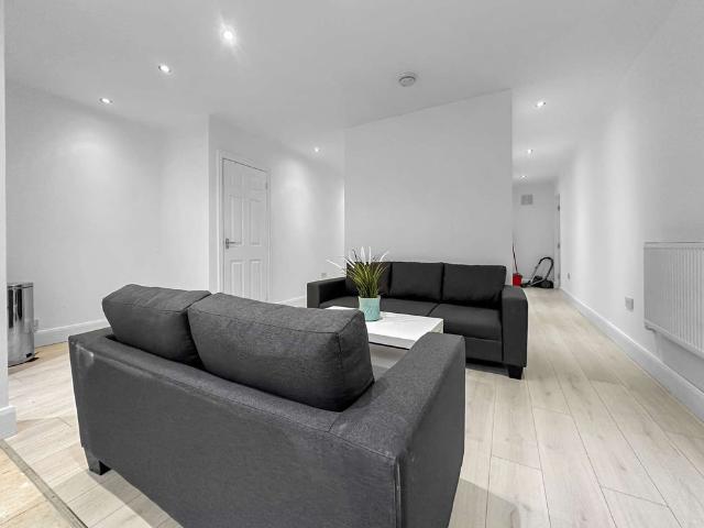 Modern Room in Friendly Houseshare – 5 Min to Finsbury Park Room A