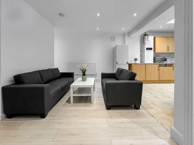 Modern Room in Friendly Houseshare – 5 Min to Finsbury Park  Room D