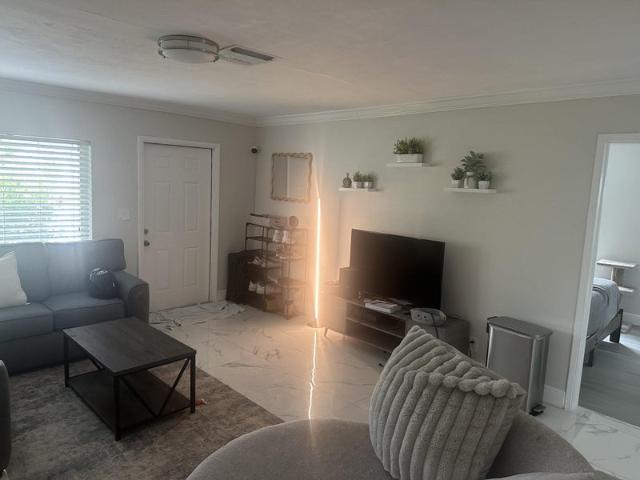 Modern Room in Single Family House Oakland Park