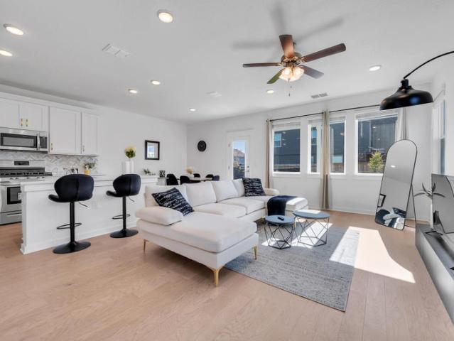 Modern Room Next to Airport, Tesla & Circuit of A
