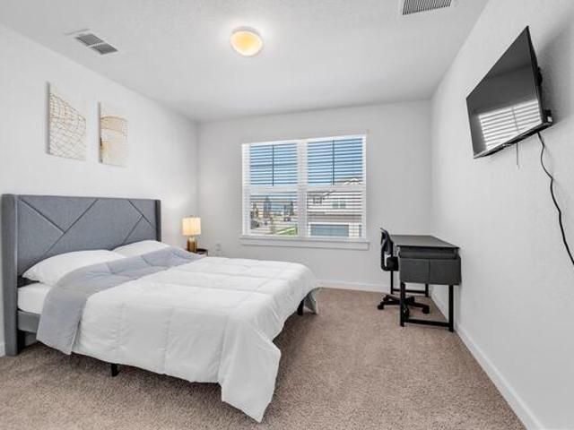 Modern Room Next to Airport, Tesla & Circuit of America
