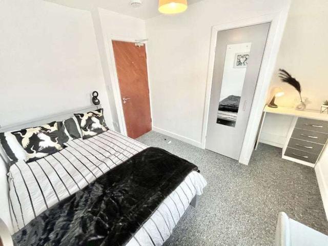Modern Rooms Available – Stoke on Trent  Room 1