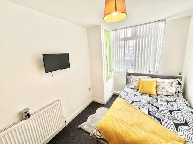 Modern Rooms Available – Stoke on Trent Room 1