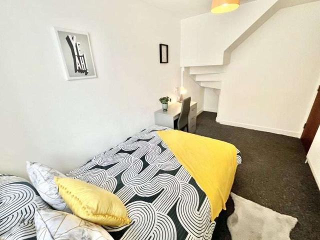 Modern Rooms Available – Stoke on Trent  Room 2
