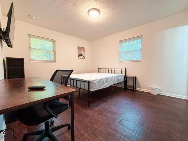 Modern Rooms w/ 4K Smart TVs & Private Baths — Newly Renovated PadSplit Near Shopping!