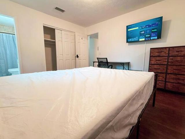 Modern Rooms w/ 4K Smart TVs & Private Baths — Newly Renovated PadSplit Near Shopping!