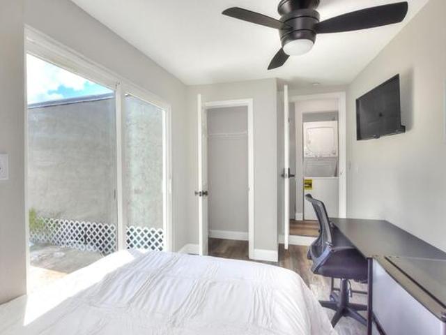 Modern Renovated Bartow Home with – Workspaces, Mini Fridges & TVs in Every Room