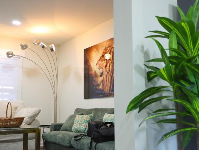 Modern Renovated Home 10 minutes from Airport