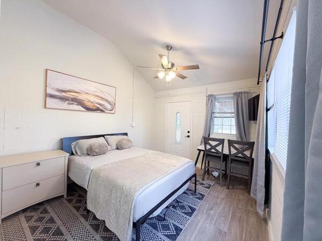 Modern Renovated Home 10 minutes from Airport Kroger Nearby & Access to I 24/Thompson Ln