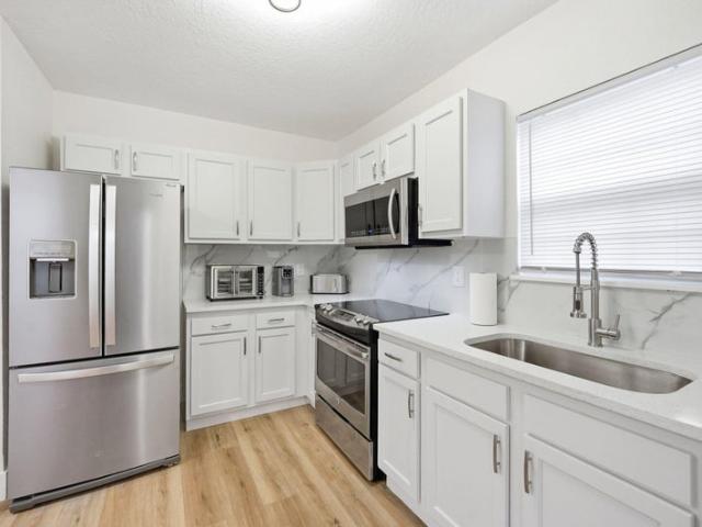 Modern Renovated Home Easy Access to Downtown and
