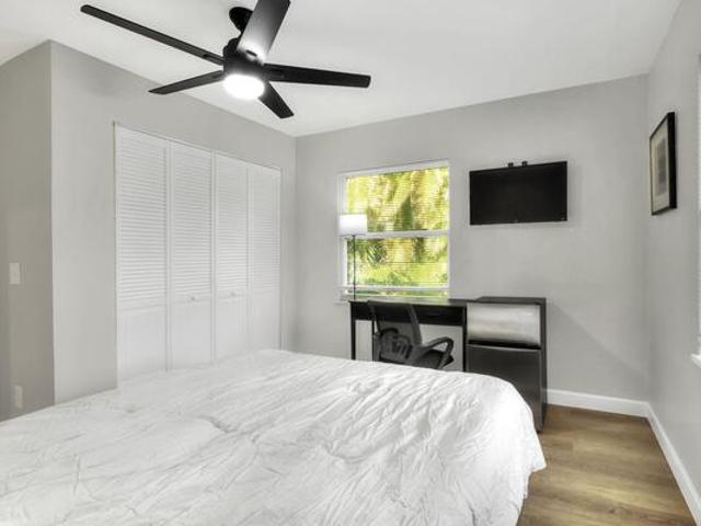Modern Renovated Venice Home with – Workspaces, Mini Fridges & TVs in Every Room Professional cleaning of common areas