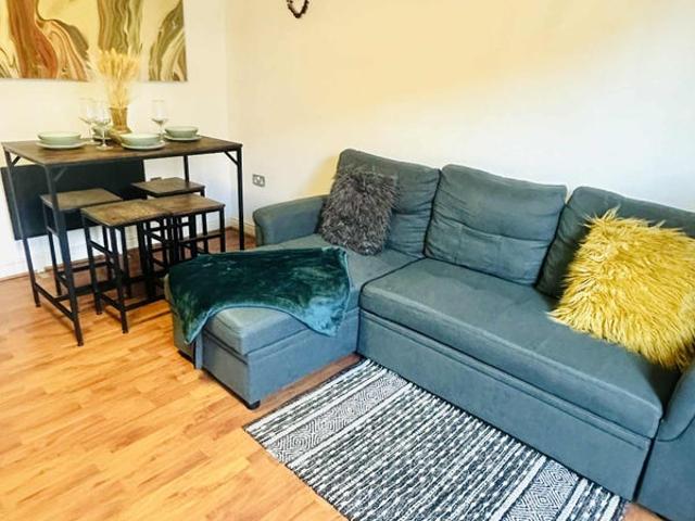 Modern town centre, Bills included, furnished
