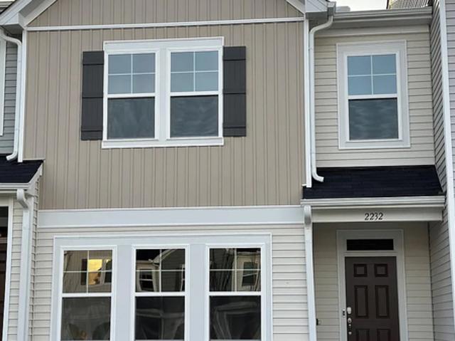 Modern Townhome in Prime Location: Welcome to your new home! This stylish and contemporary townhome is situated in a prime location, offering convenience and comfort for modern living.