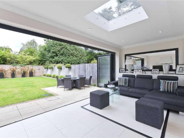 Modern townhouse conveniently located within half a mile of Queens Road amenities